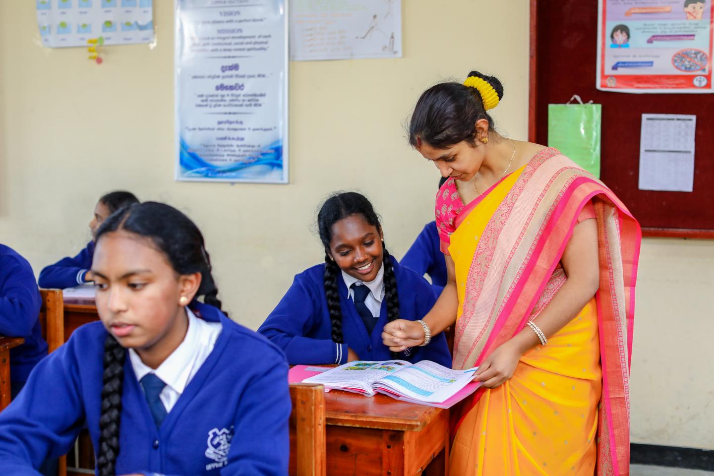 سری لنکا میں کاغذ کی قلت، ہزاروں سکولوں کے سالانہ امتحانات منسوخ | Urdu ...