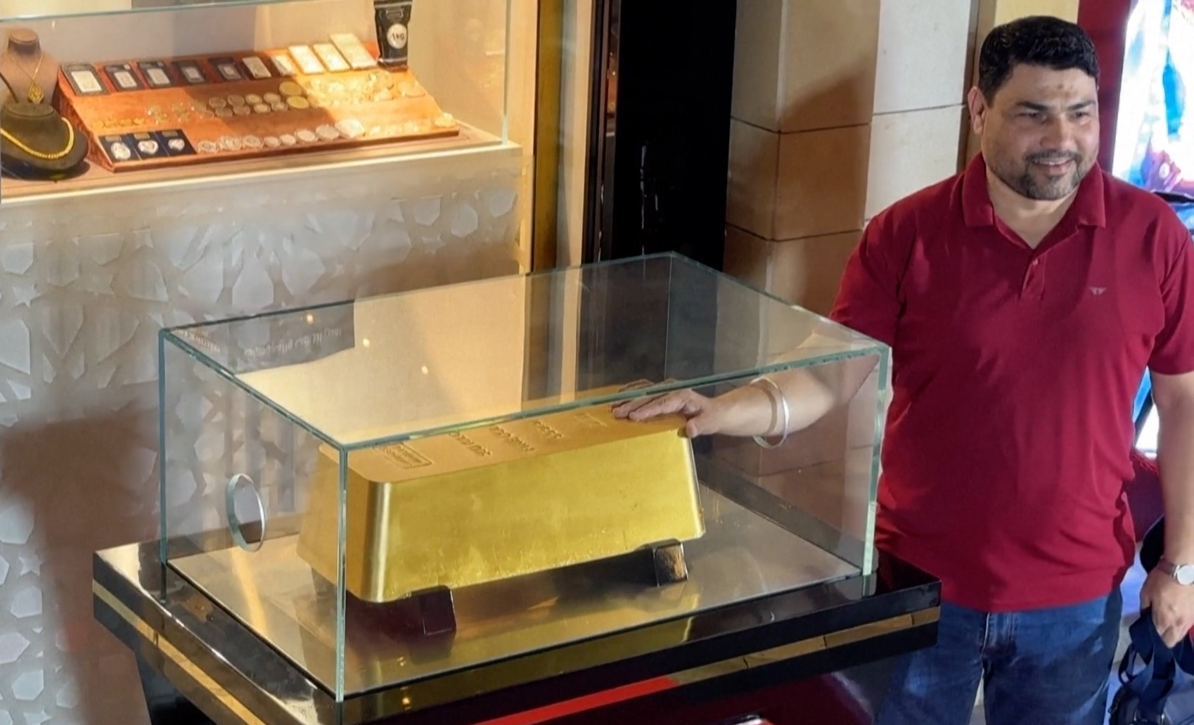 دبئی میں دنیا کی سب سے بڑی سونے کی اینٹ کی نمائش، وزن 300 کلوگرام سے ...